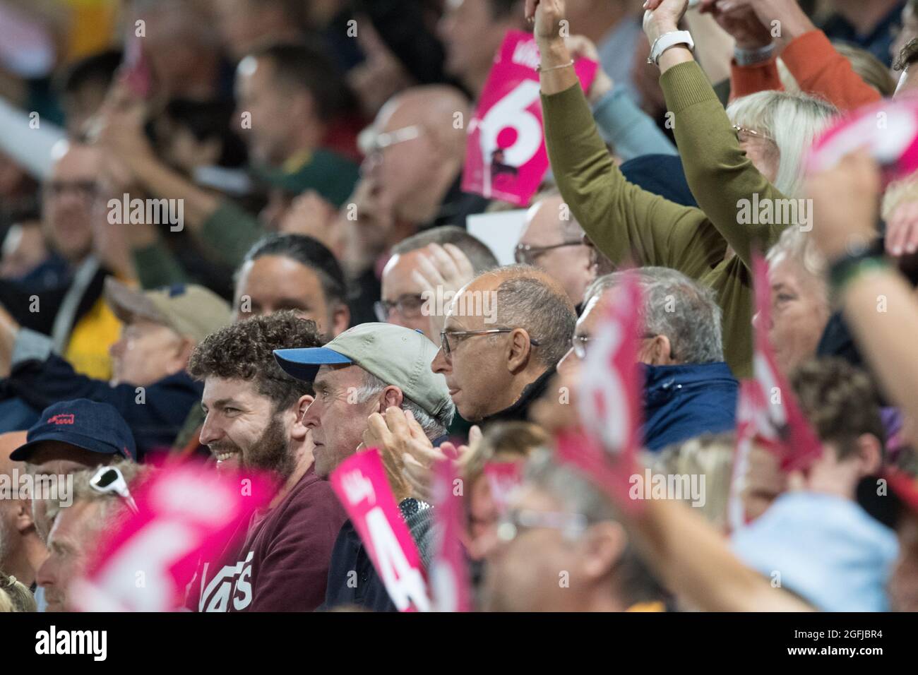 Cricket spectators stadium hi-res stock photography and images - Alamy