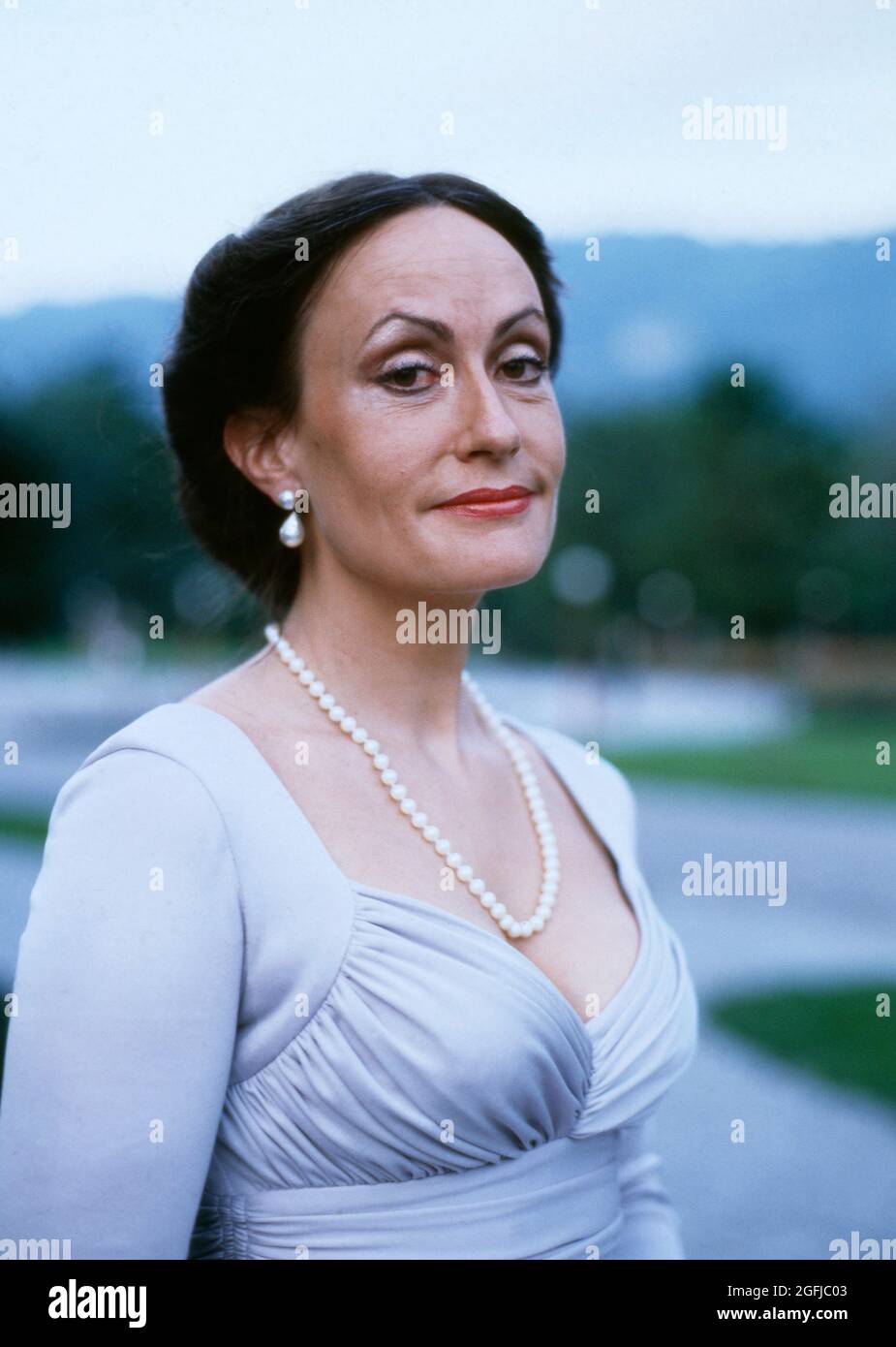 Mezzo soprano hi-res stock photography and images - Alamy