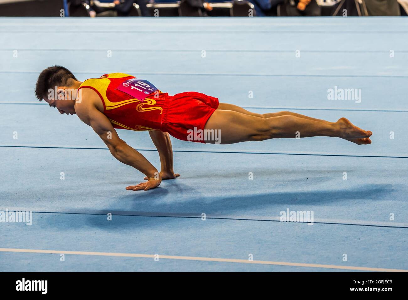 Chinese olympic gymnast hi-res stock photography and images - Alamy