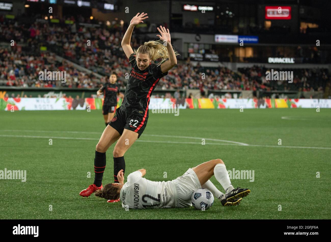 Morgan Weaver (22 Portland Thorns) against Gina Lewandowski (12 NJ/NY ...