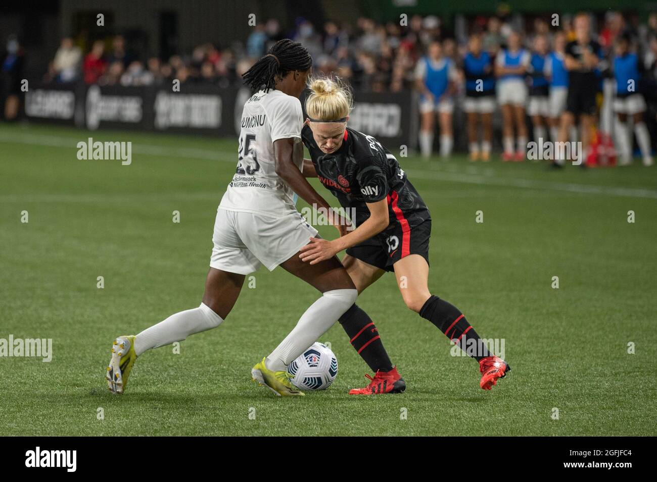 Madison Pogarch (15 Portland Thorns) against Ifeoma Onumonu (25 NJ/NY ...