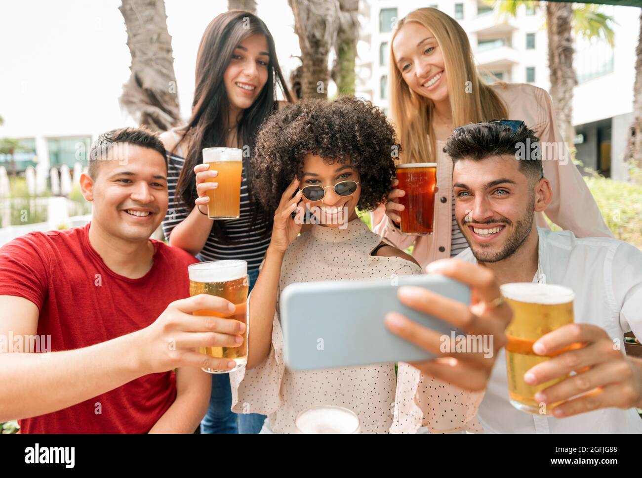 Camaraderie friendship hi-res stock photography and images - Alamy