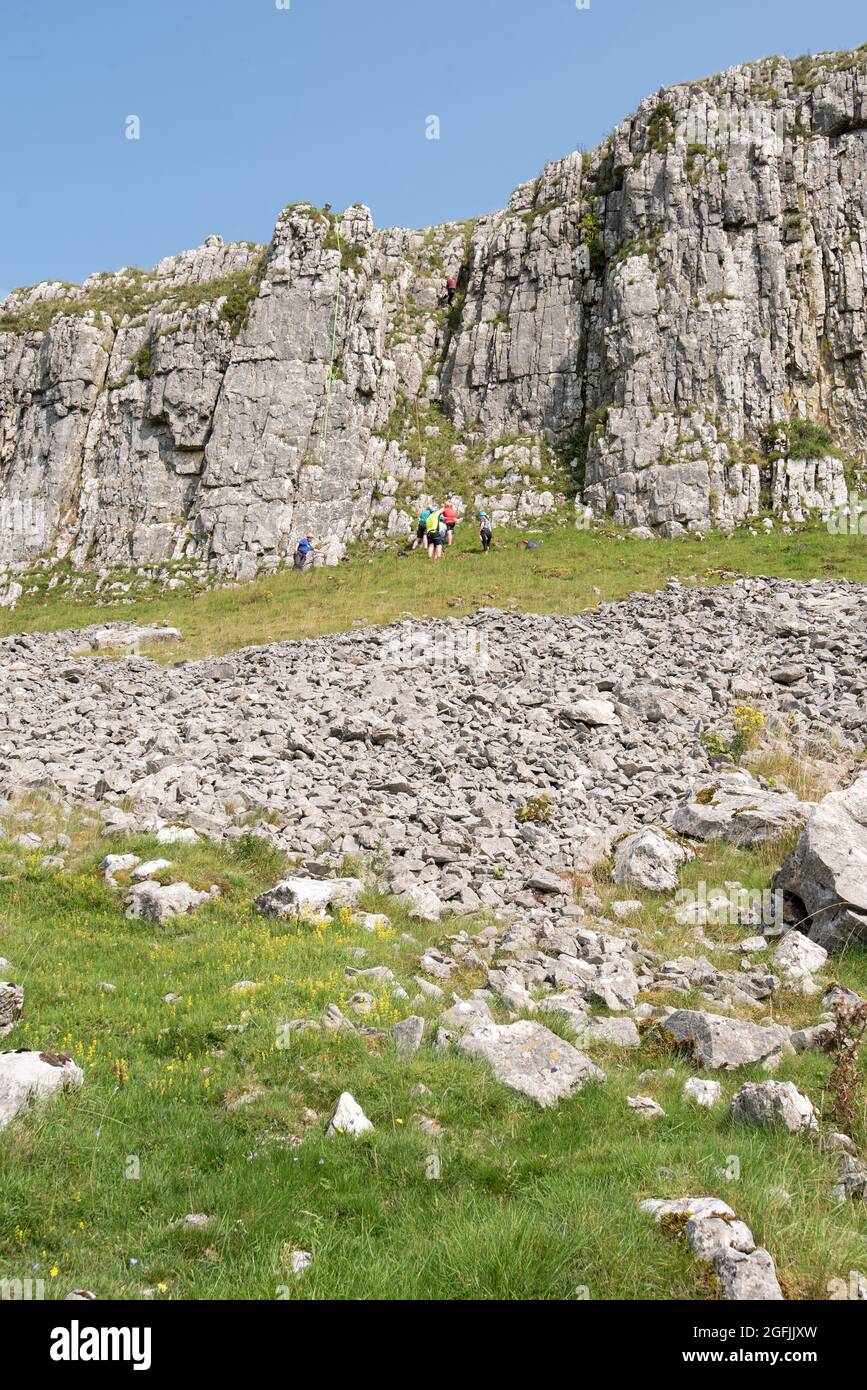 Rock climbing at malham hi-res stock photography and images - Alamy