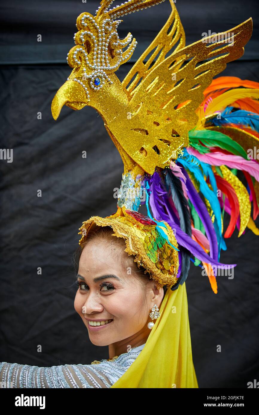 Thai girl in traditional native hi-res stock photography and images - Alamy