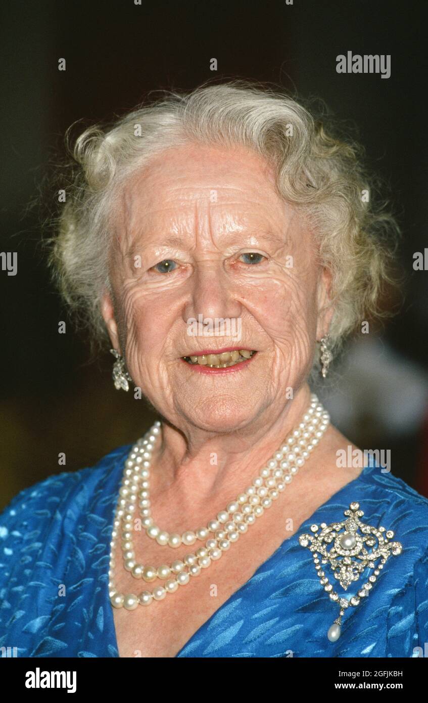 Queen mother british royalty hi-res stock photography and images - Alamy