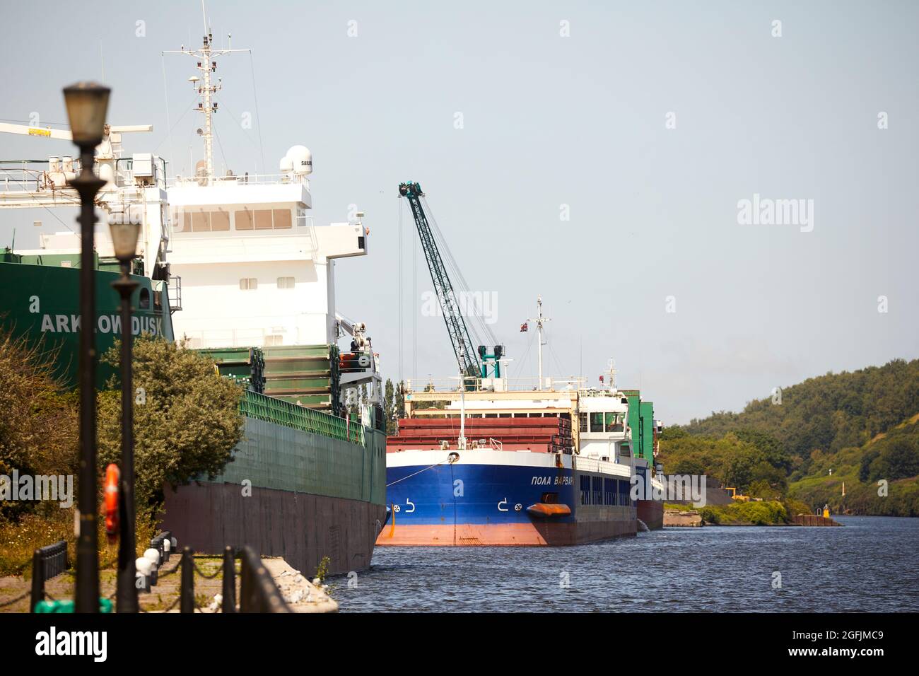 Boats loading on the Manchester Ship Canal Ellesmere Port Stock Photo ...