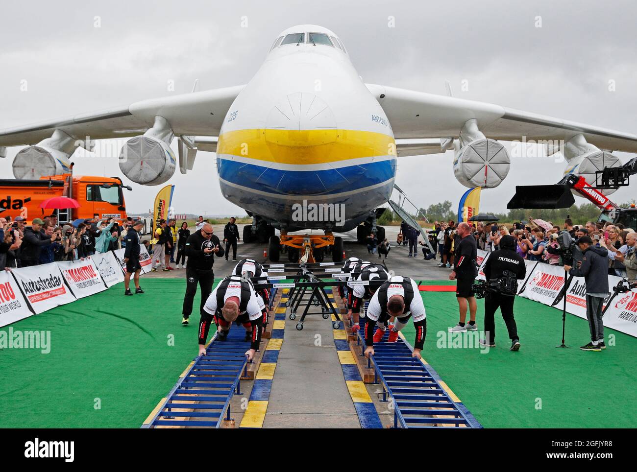 Largest ukrainian transport plane hi-res stock photography and images ...