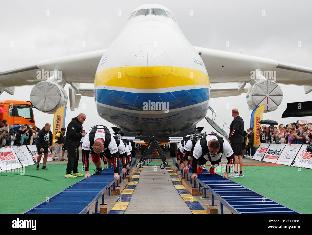 Largest ukrainian transport plane hi-res stock photography and images ...