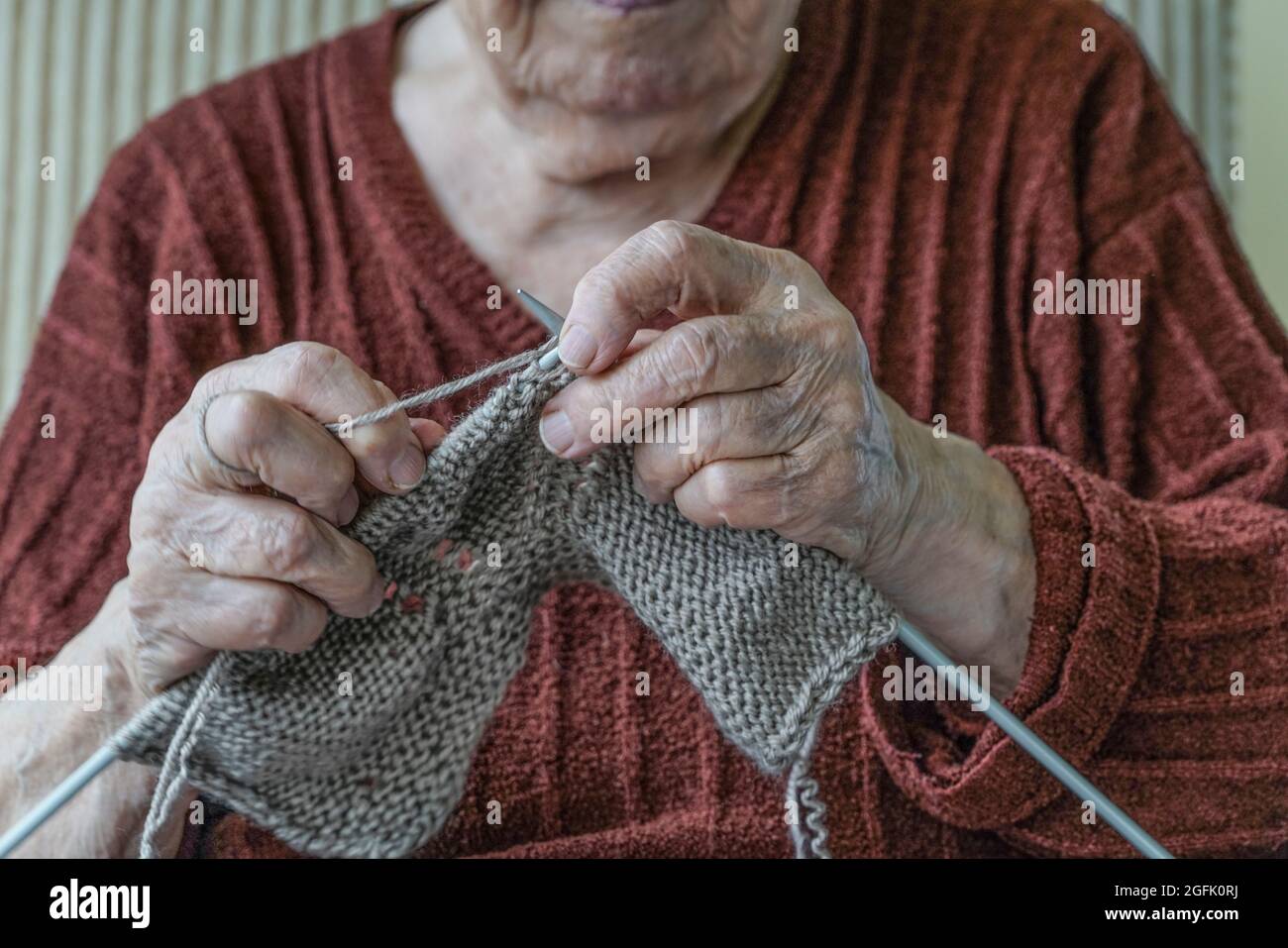 Grandmother knitting scarf hi-res stock photography and images - Alamy