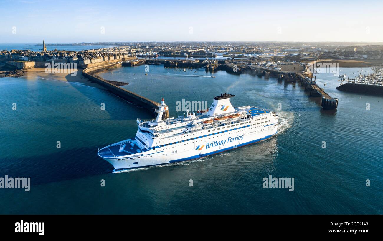Saint Malo (Brittany, north western France): aerial view of the ...