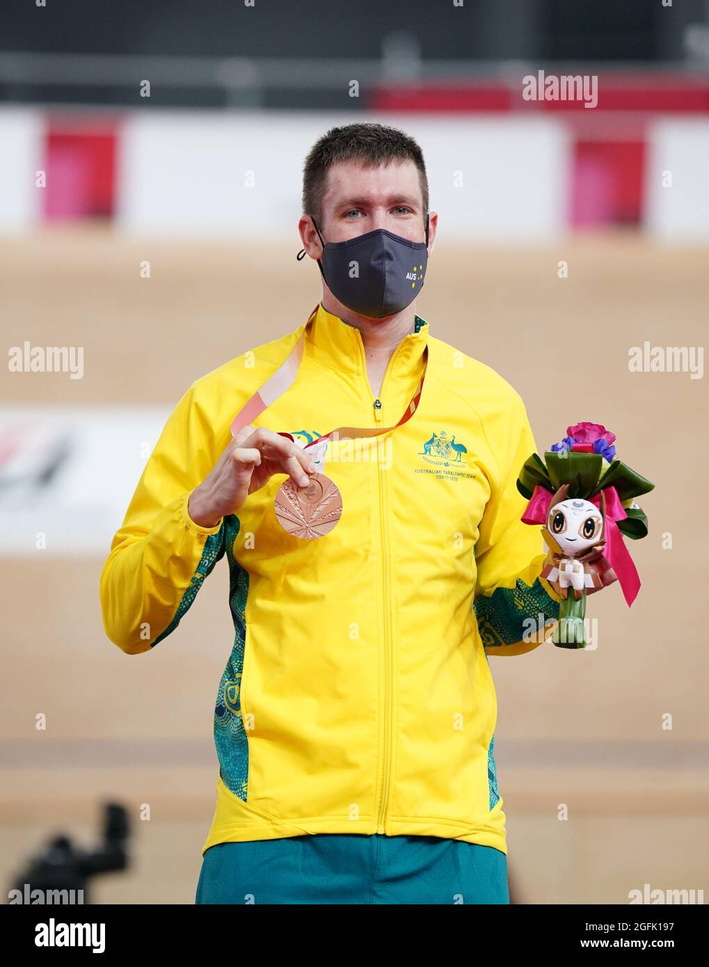 Australia's Darren Hicks celebrates with his silver medal after ...