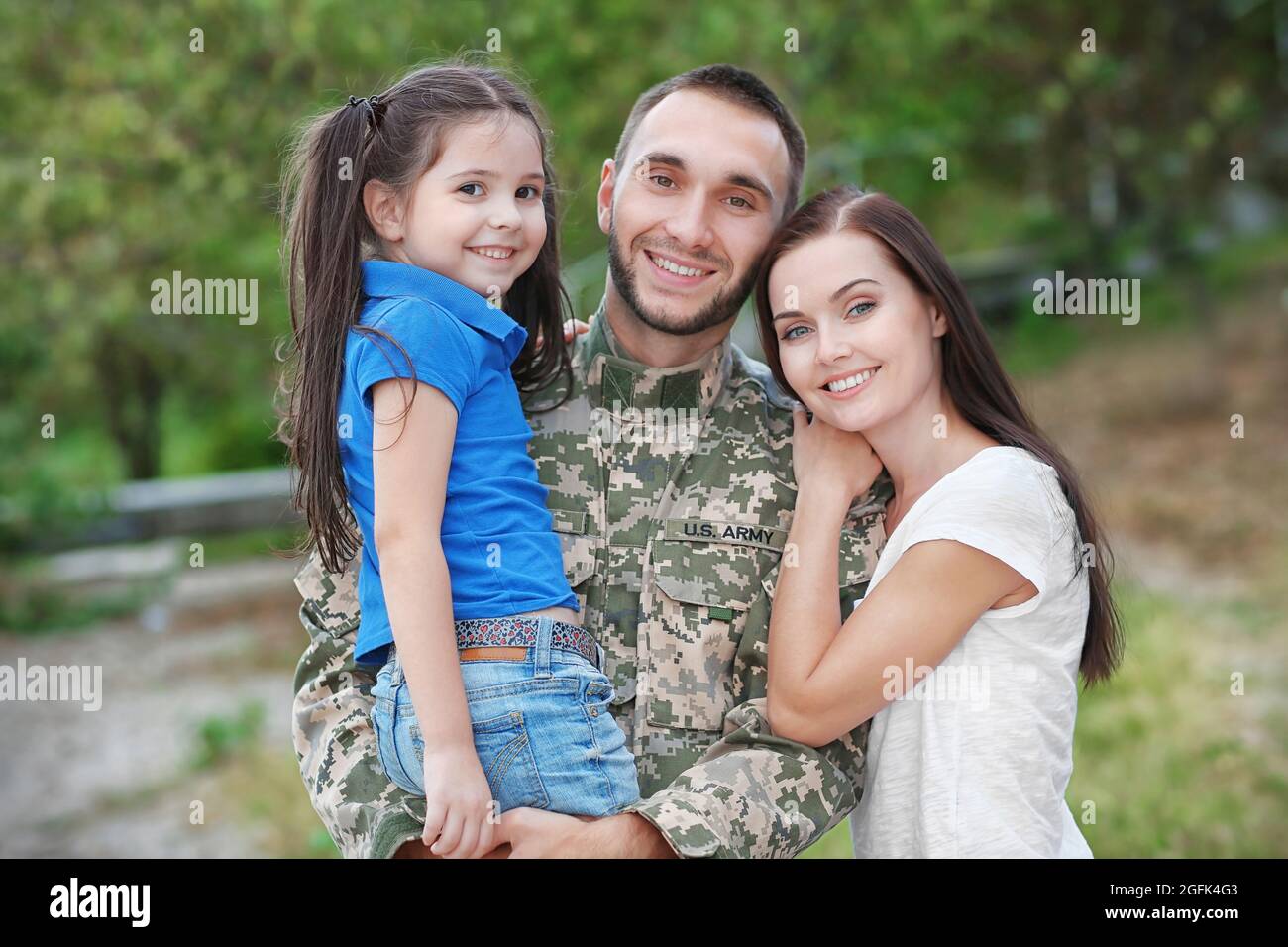 Soldier and family welcome home hug hi-res stock photography and images ...