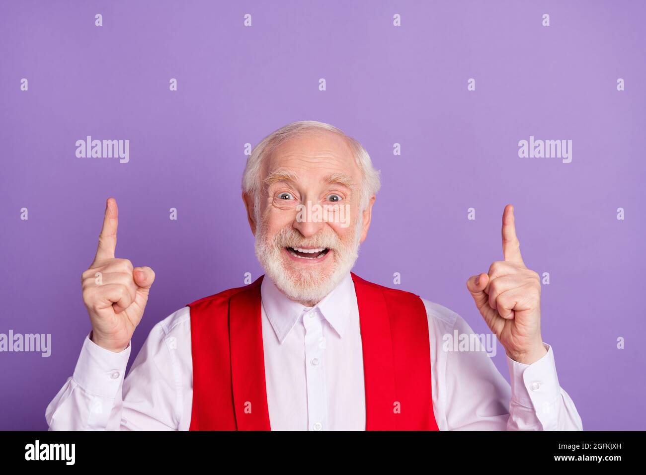 Photo of cheerful happy old man point fingers up recommend solution ...