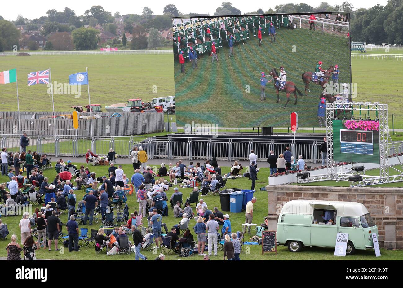 EBOR RACEGOERS, GIANT SCEEN, EBOR FESTIVAL 2021 YORK RACECOURSE, 2021 ...