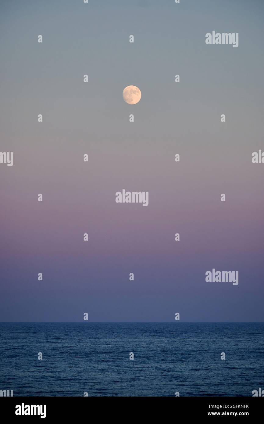 Moon by the sea hi-res stock photography and images - Alamy