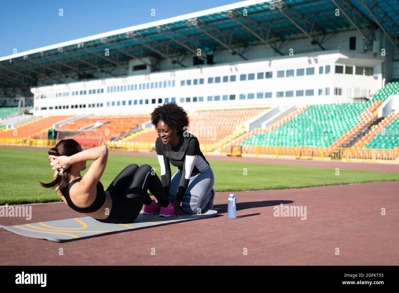 Abdomen crunch endurance hi-res stock photography and images - Alamy