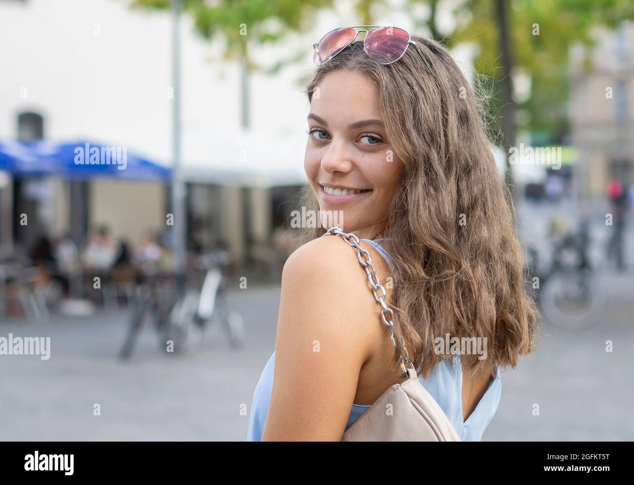 Smiling over shoulder hi-res stock photography and images - Alamy