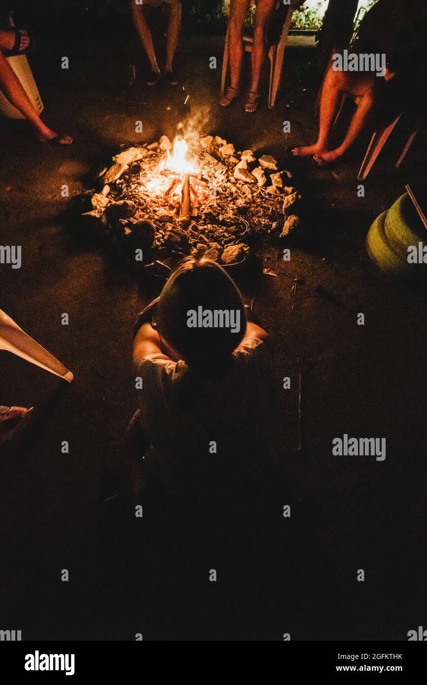 group of friends around a bonfire near the fire Stock Photo - Alamy