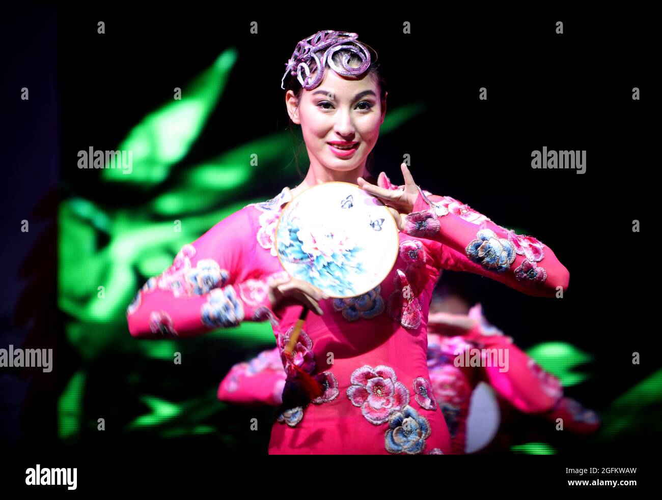 Chinese dance - CHINA Stock Photo - Alamy