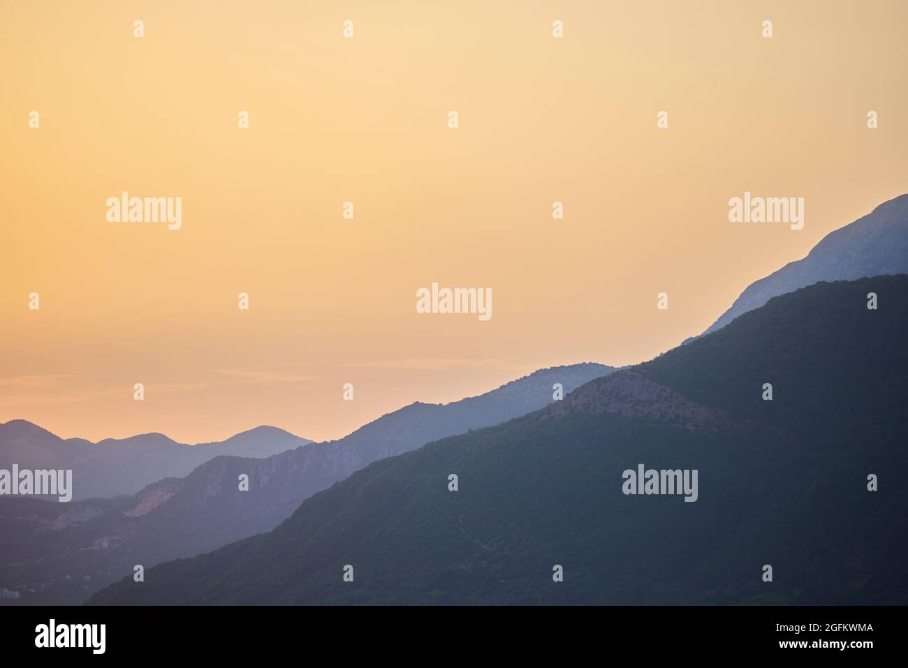 Yellow sunset landscape hi-res stock photography and images - Alamy