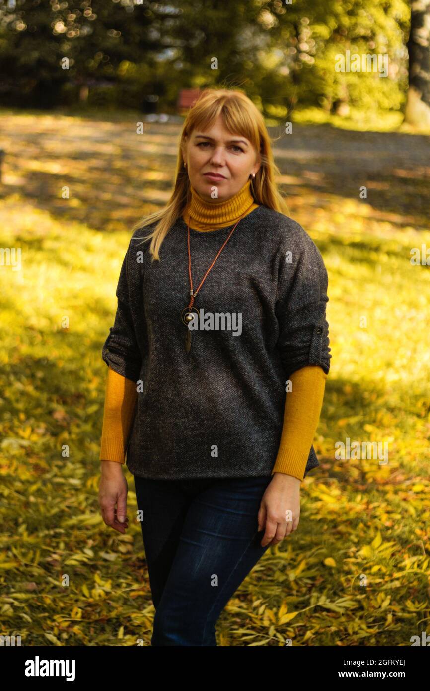 Beautiful women 40s hi-res stock photography and images - Alamy
