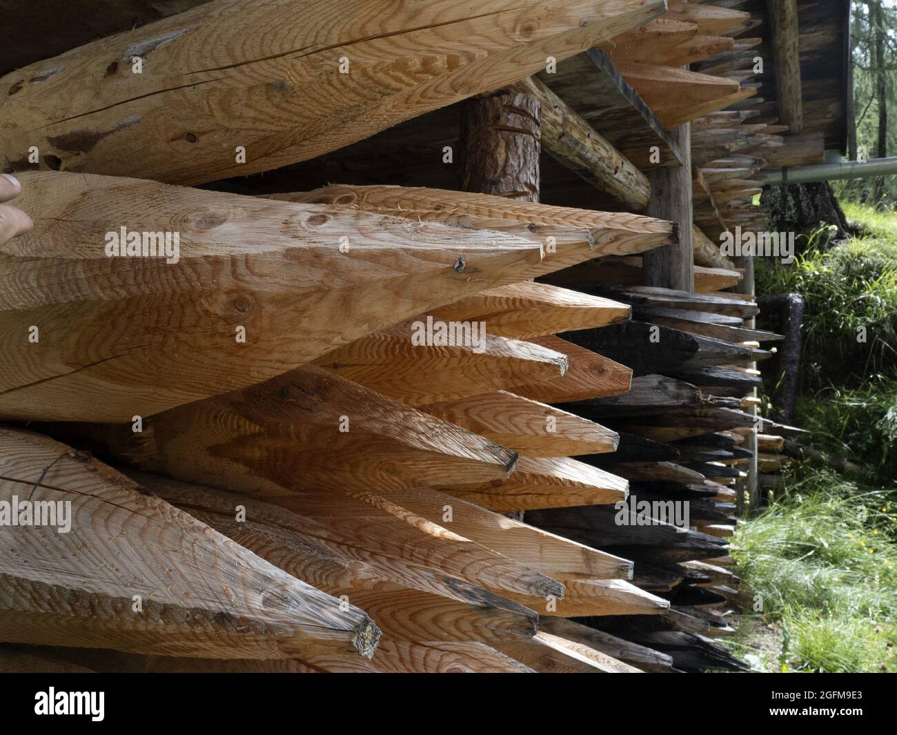 Old fence logs palisade hi-res stock photography and images - Alamy