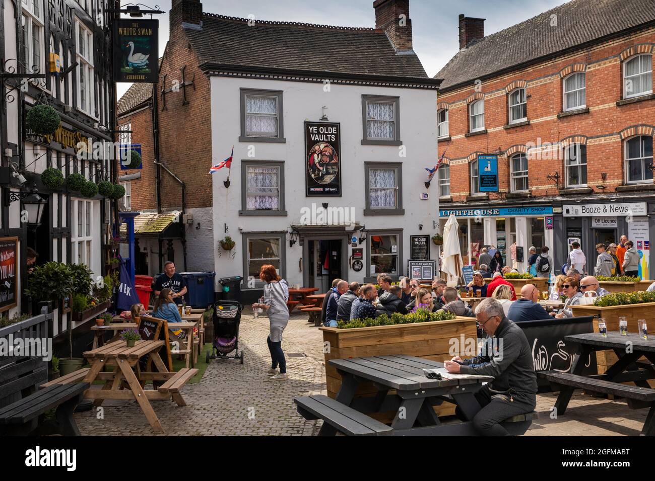 UK, England, Derbyshire, Ashbourne, Market Place, Victoria Square, Ye ...