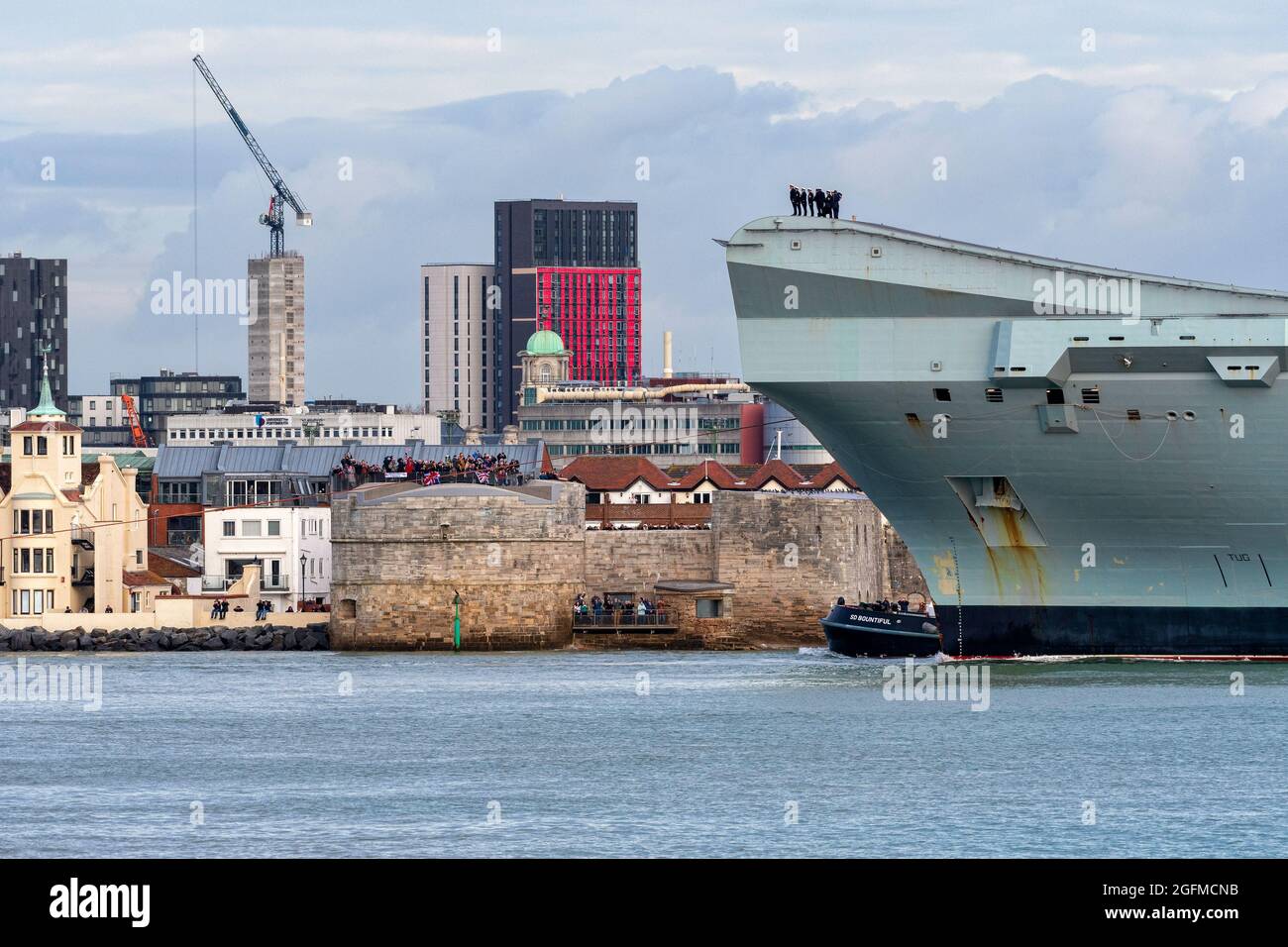 The Royal Navy aircraft carrier HMS Queen Elizabeth (R08) passes the ...