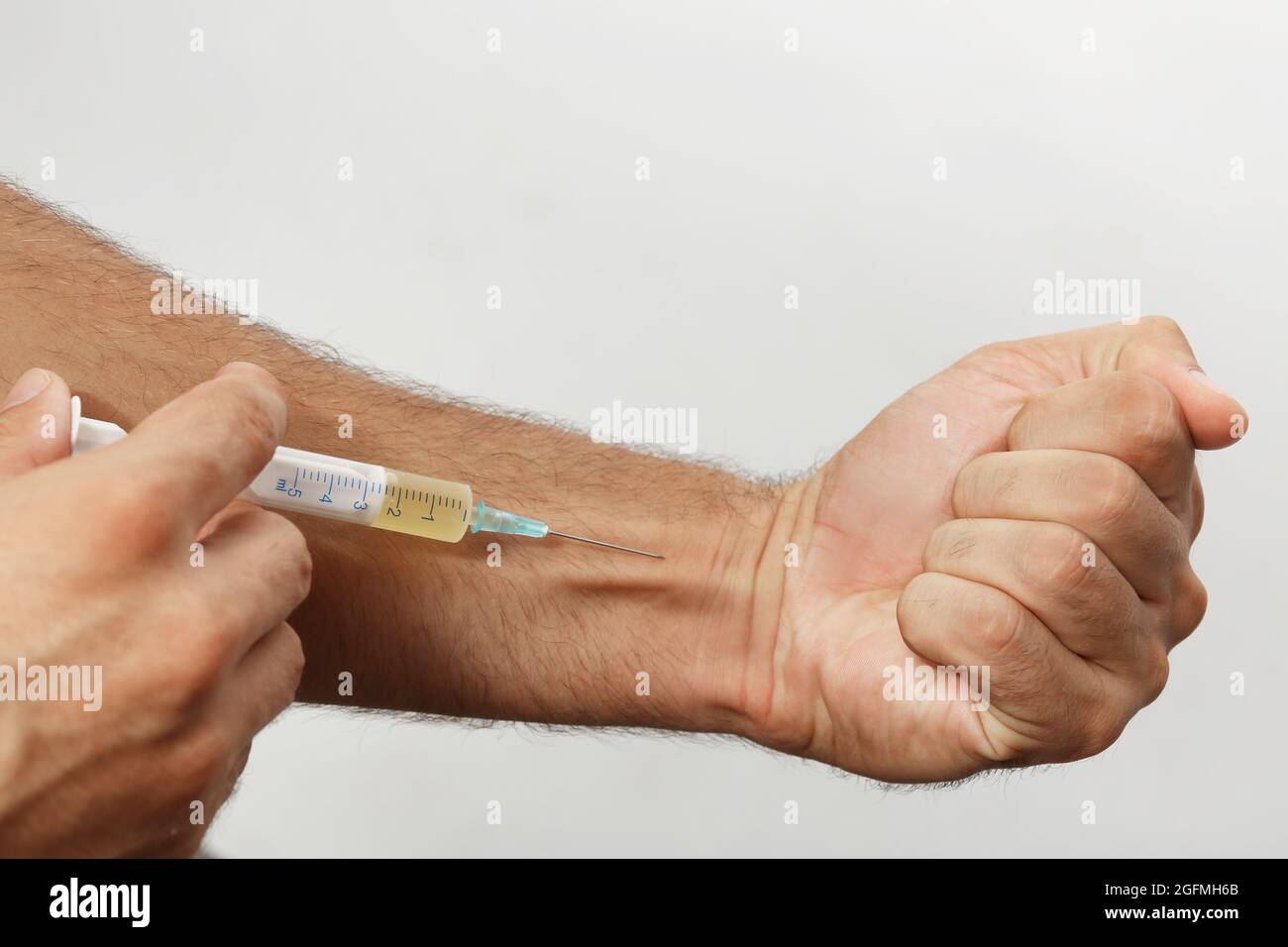 Muscular man injecting steroids on light background, closeup Stock ...