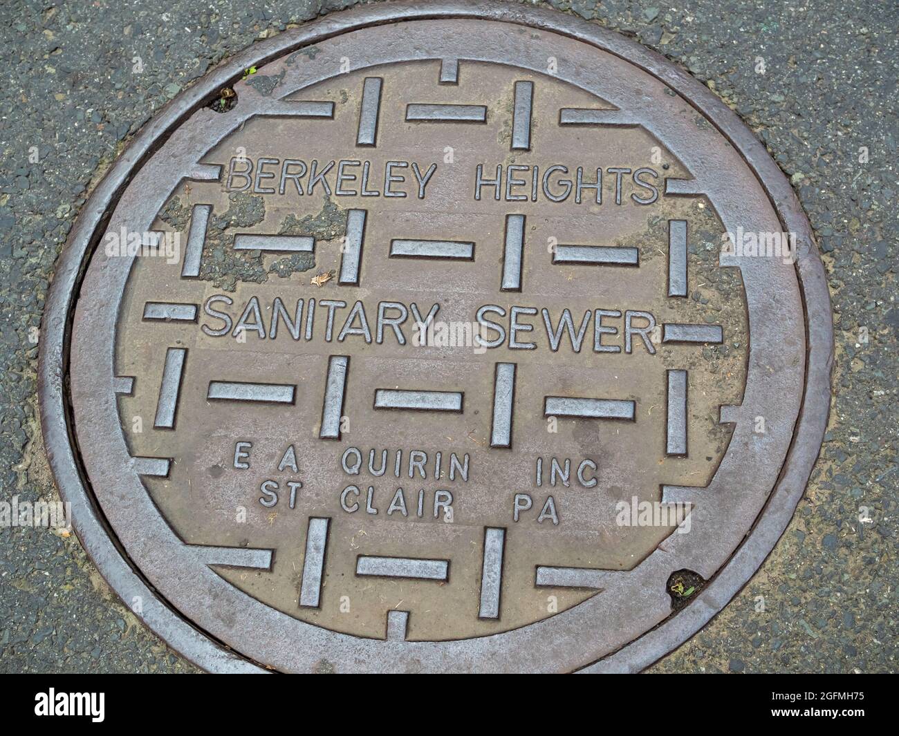 Cast manhole hi-res stock photography and images - Alamy