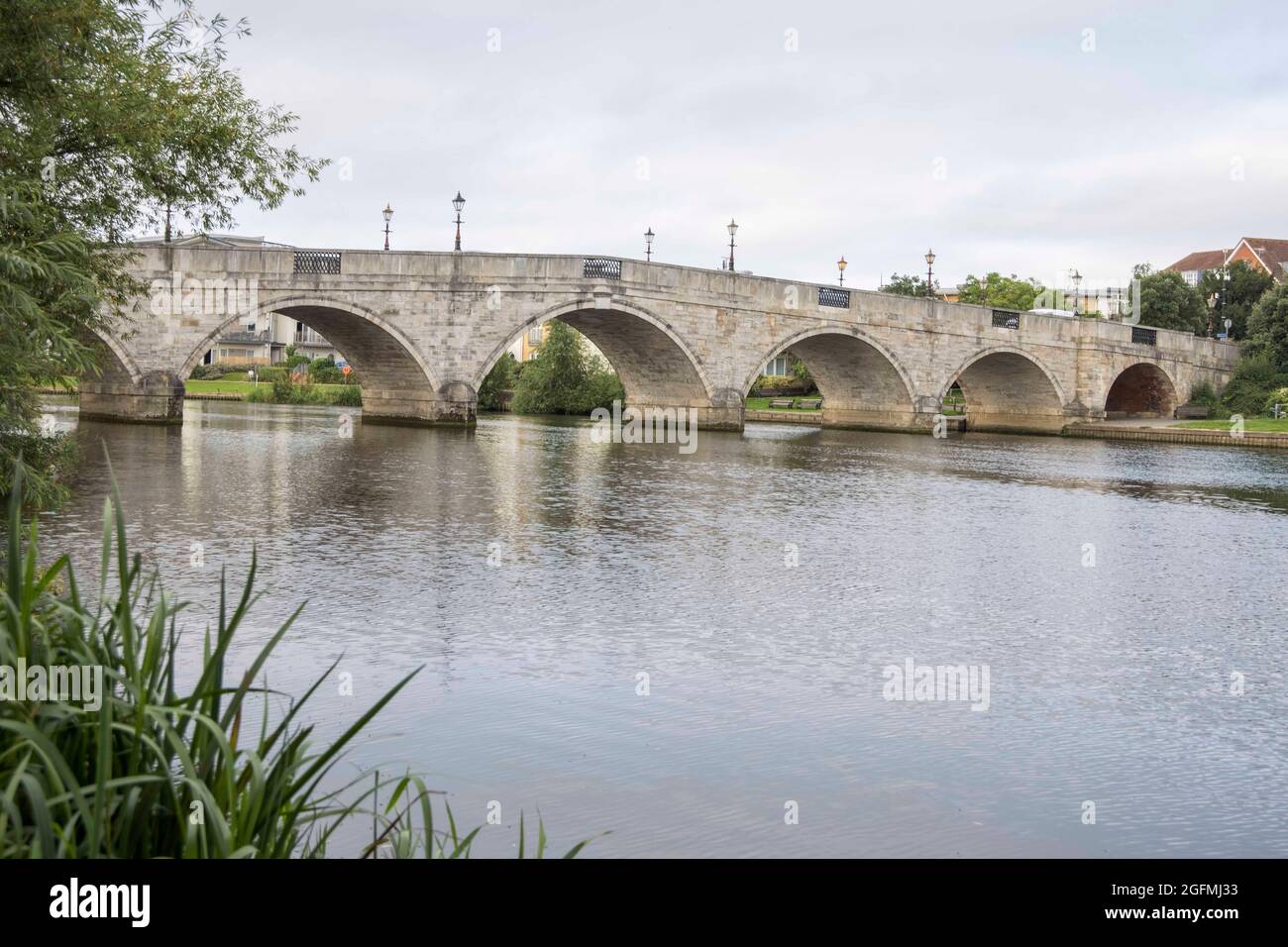 road bridge over the river thames at chertsey in surrey Stock Photo - Alamy