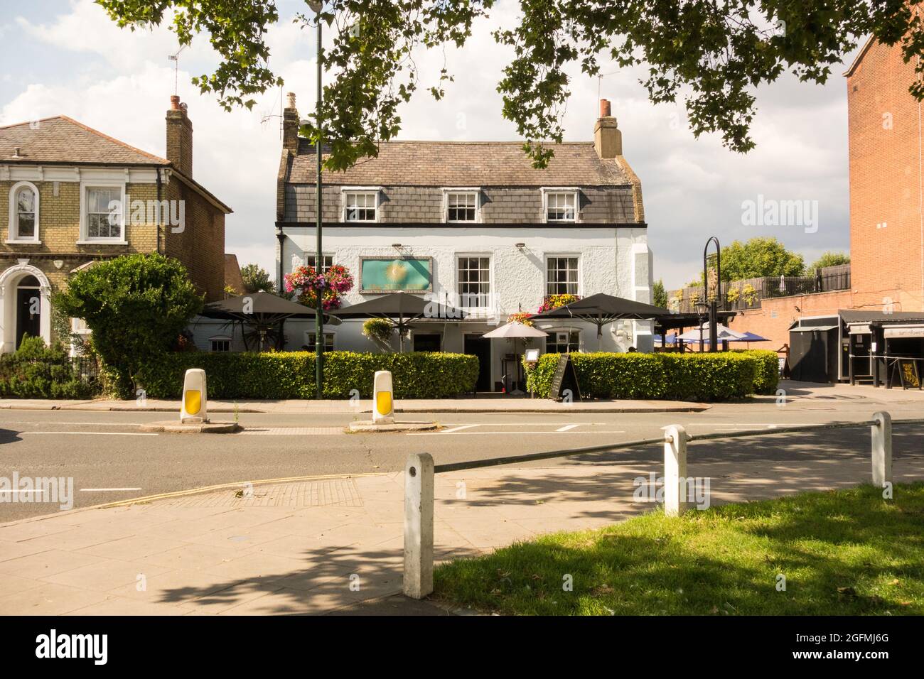 The sun inn pub barnes hi-res stock photography and images - Alamy