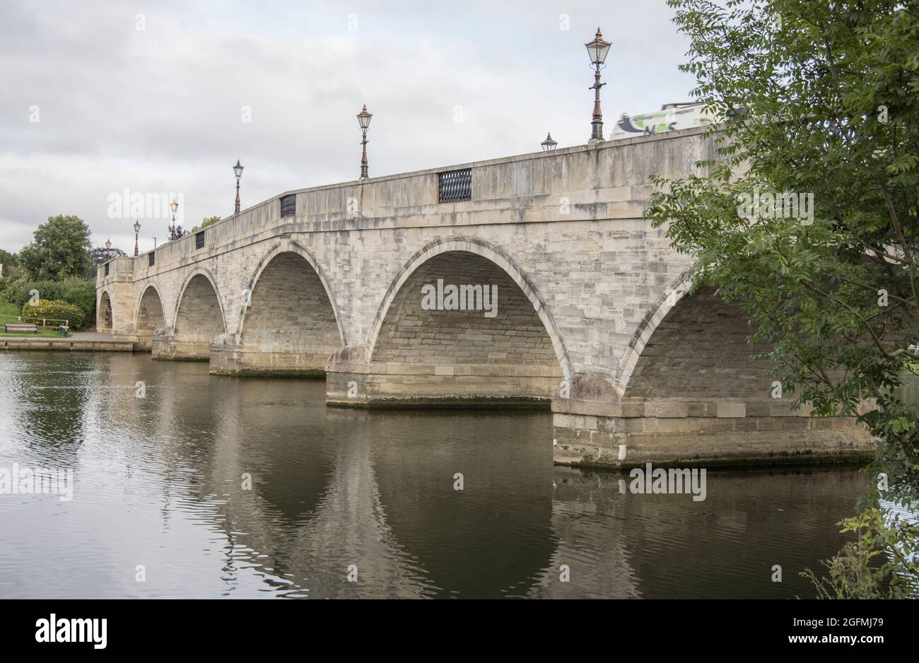 road bridge over the river thames at chertsey in surrey Stock Photo - Alamy