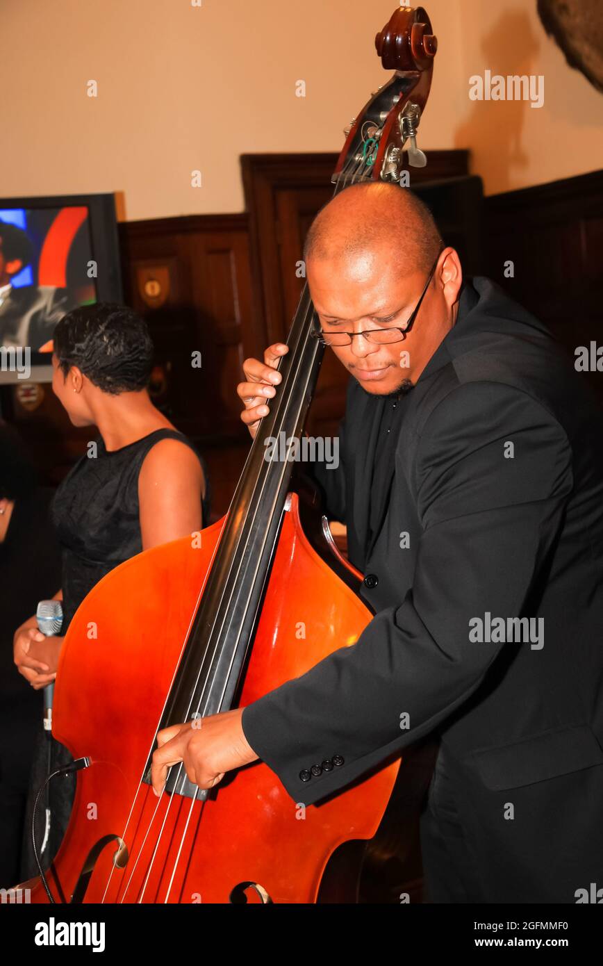 African musical bow hi-res stock photography and images - Alamy