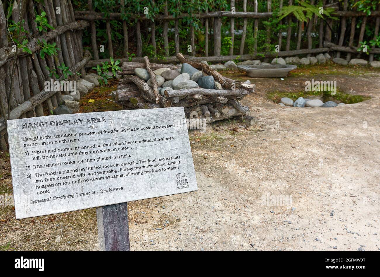 Hangi preparation hi-res stock photography and images - Alamy