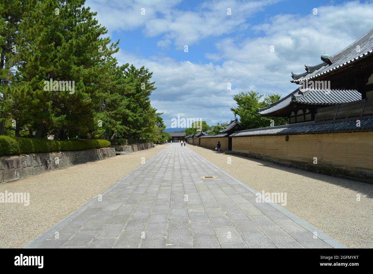 Beautiful shot of a road surrounded by traditional Japanese buildings ...