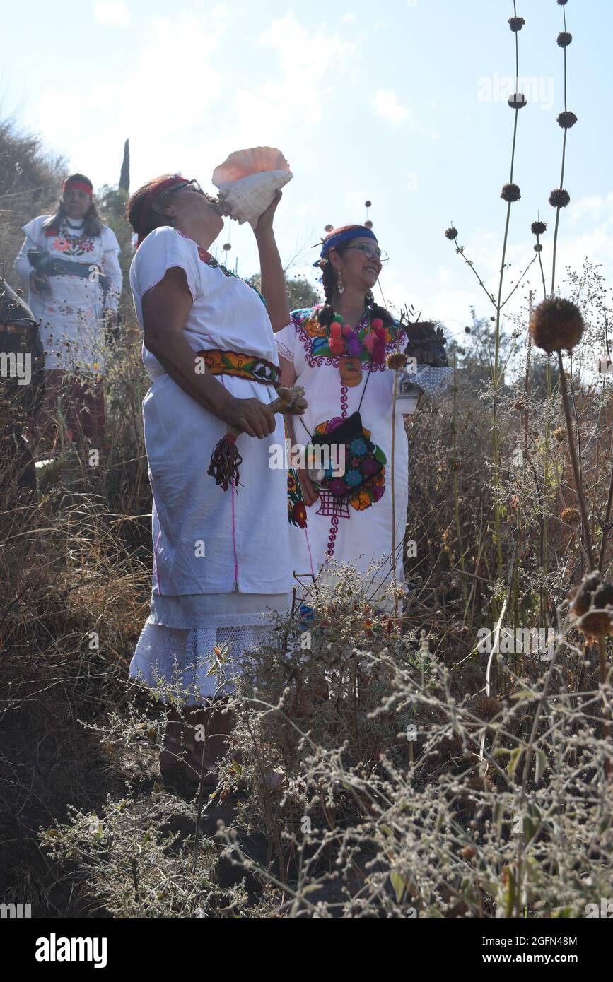 Mexico women traditional dress hi-res stock photography and images - Alamy