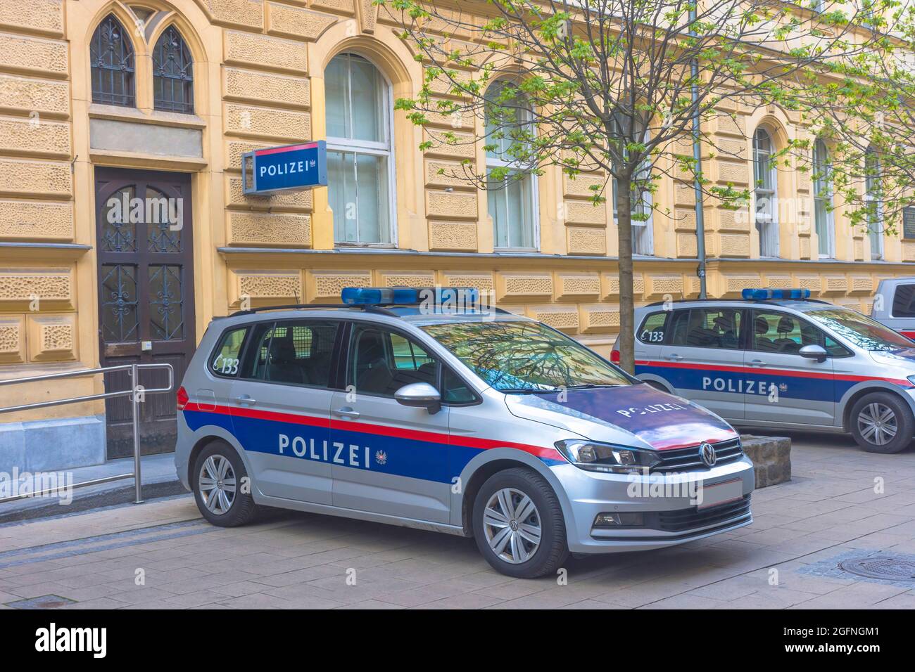 Police department headquarters cop hi-res stock photography and images ...