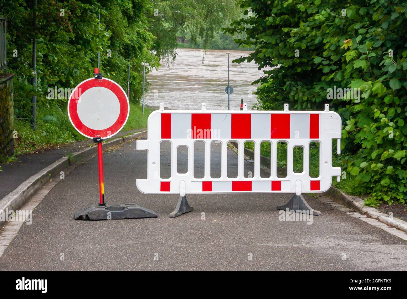 Damage road barriers on hi-res stock photography and images - Alamy