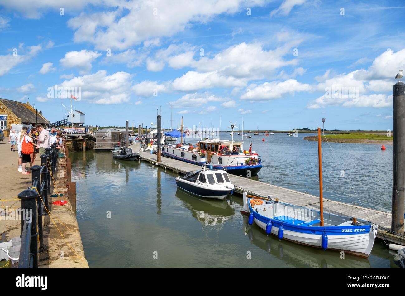 Sun sea harbour boats hi-res stock photography and images - Alamy