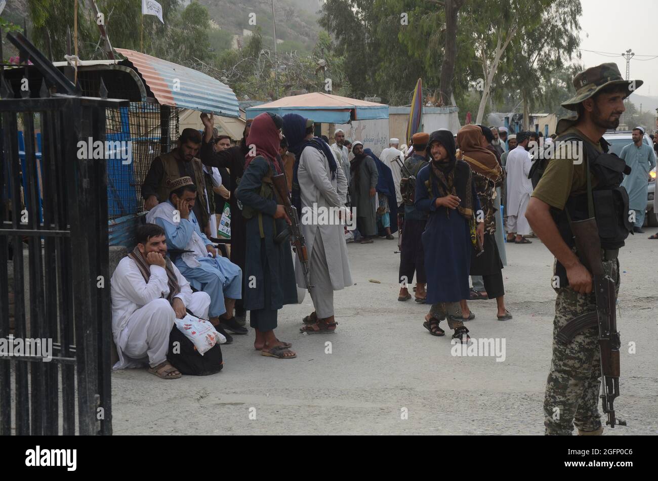 Peshawar, Pakistan. 26th Aug, 2021. Taliban fighters stand guard on ...