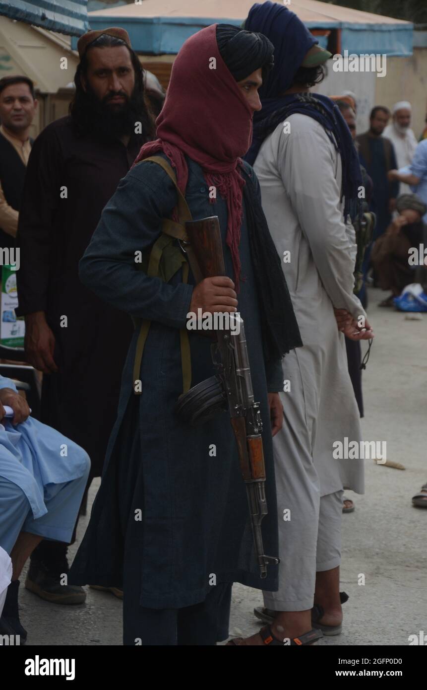 Peshawar, Pakistan. 26th Aug, 2021. Taliban fighters stand guard on ...