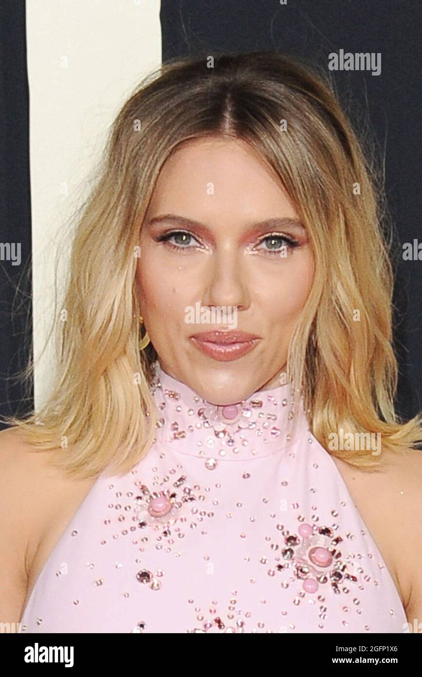 Jojo rabbit scarlett johansson hi-res stock photography and images - Alamy