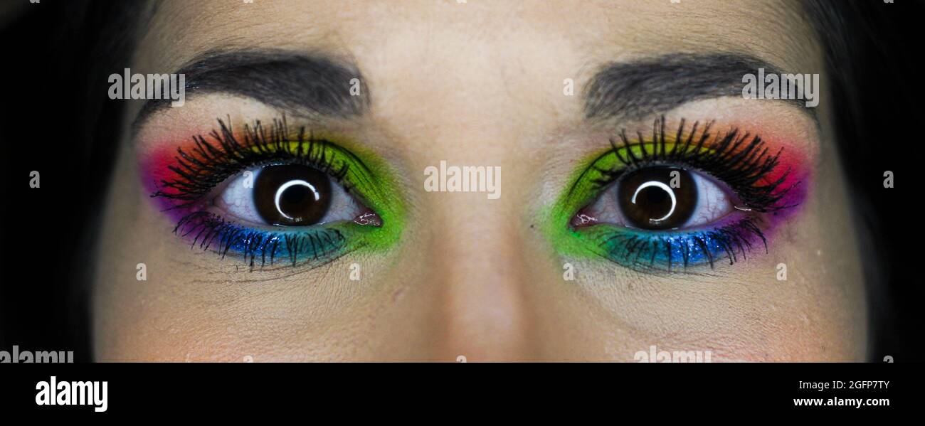 Eye catching makeup hi-res stock photography and images - Alamy
