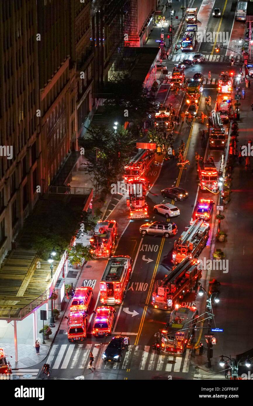 Ambulances nyc hi-res stock photography and images - Alamy