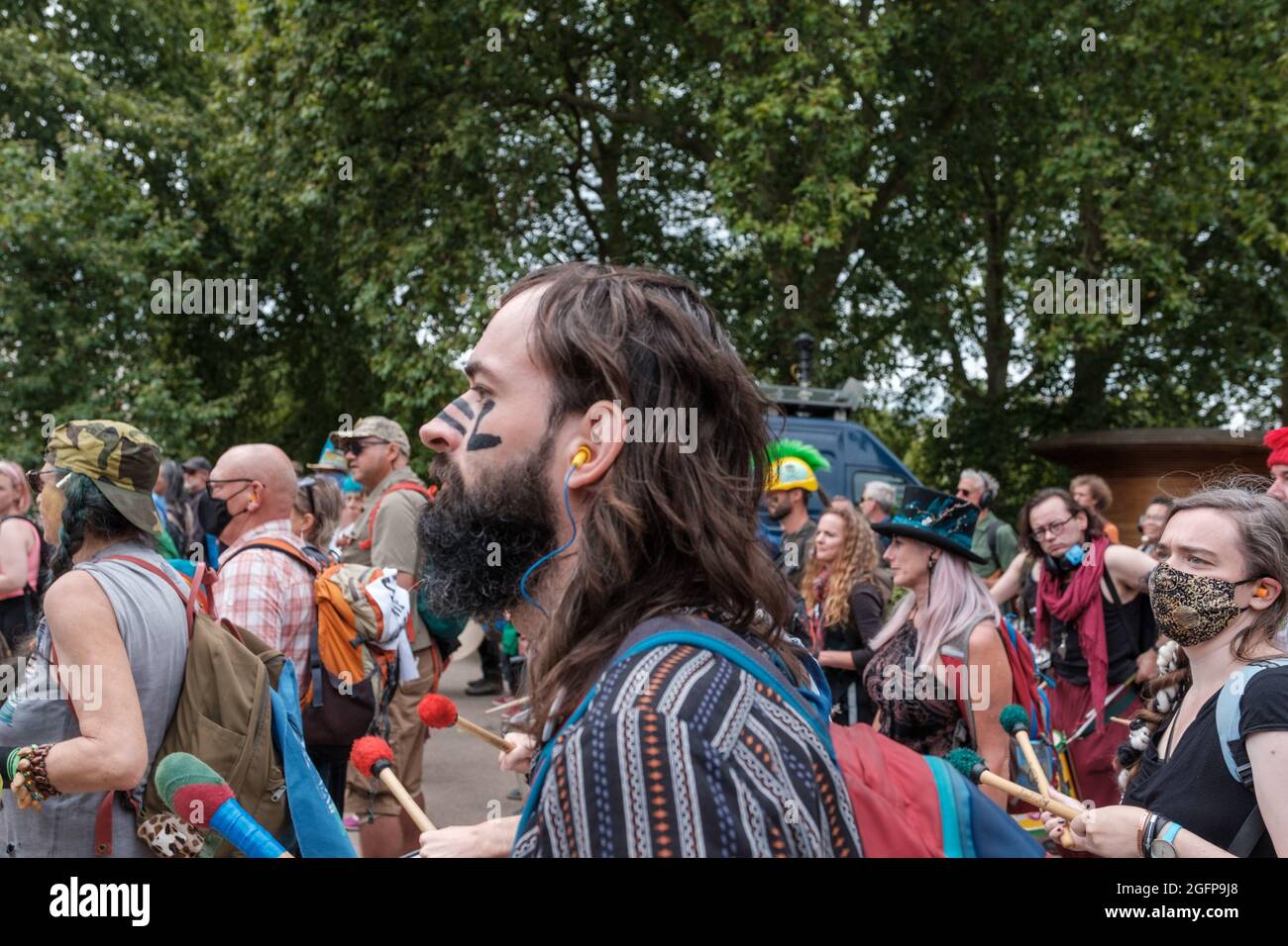 Police and buckingham palace fountain hi-res stock photography and ...
