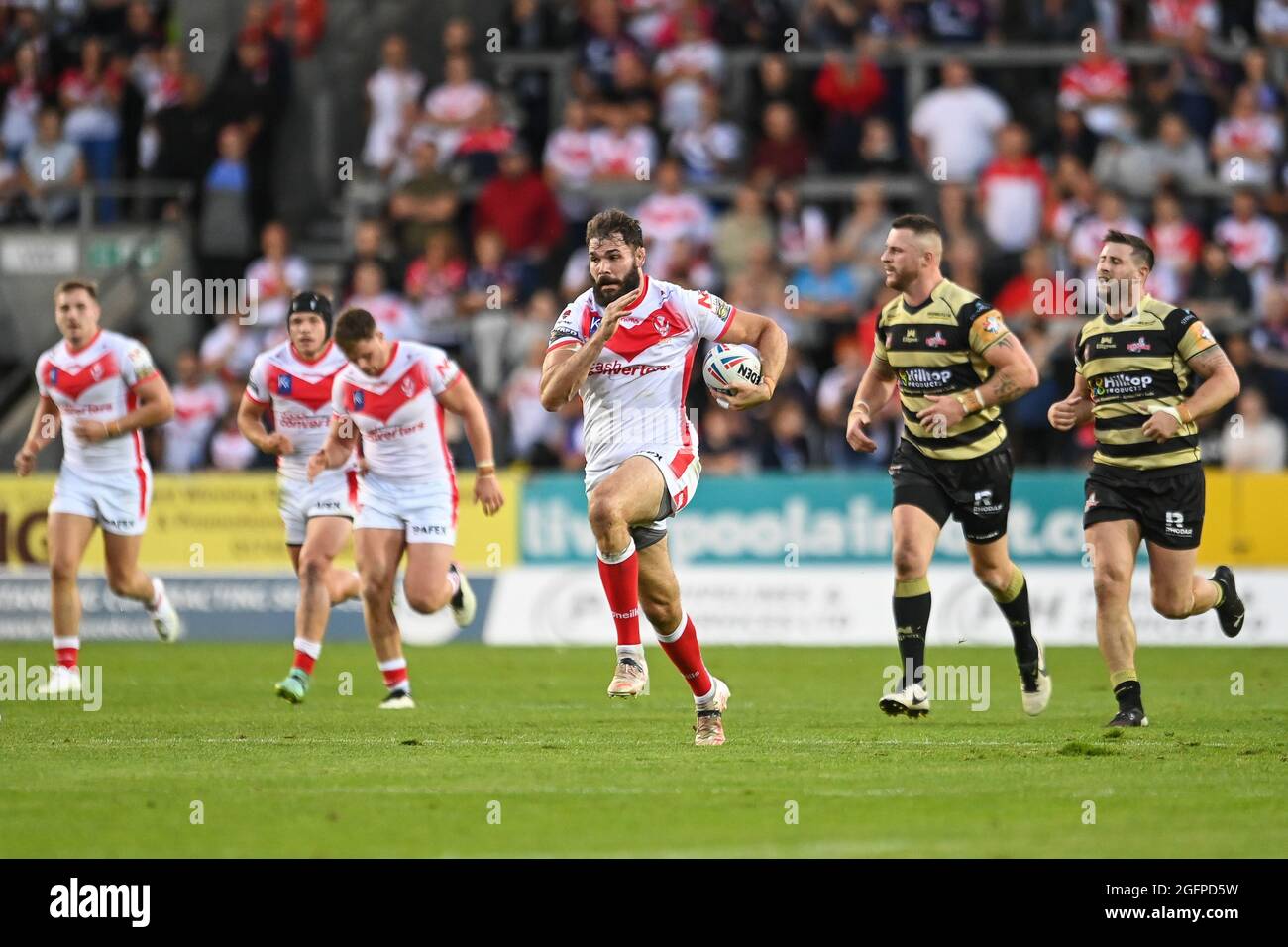 Alex Walmsley (8) of St Helens makes a break Stock Photo - Alamy