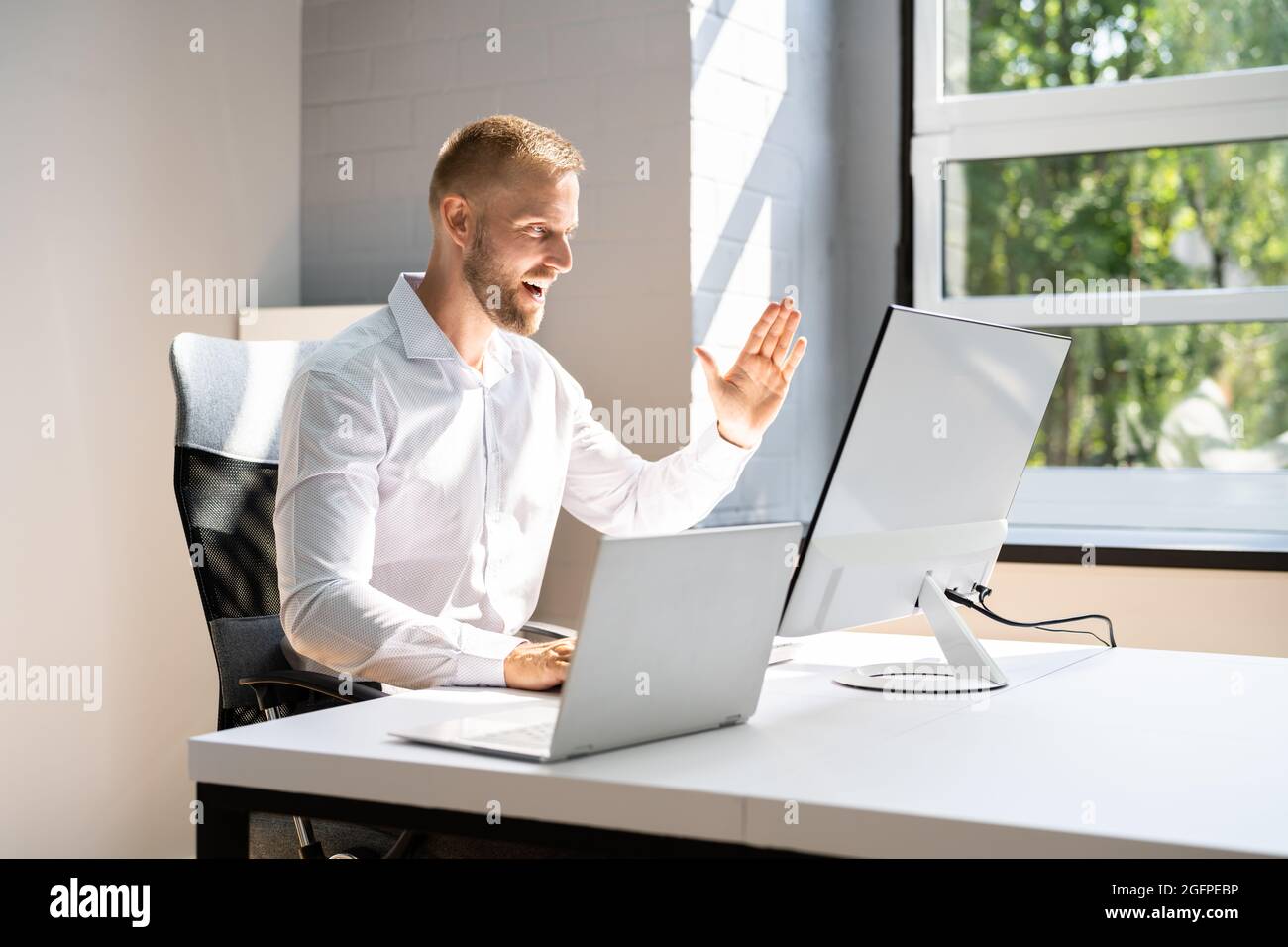 Man elearning hi-res stock photography and images - Alamy