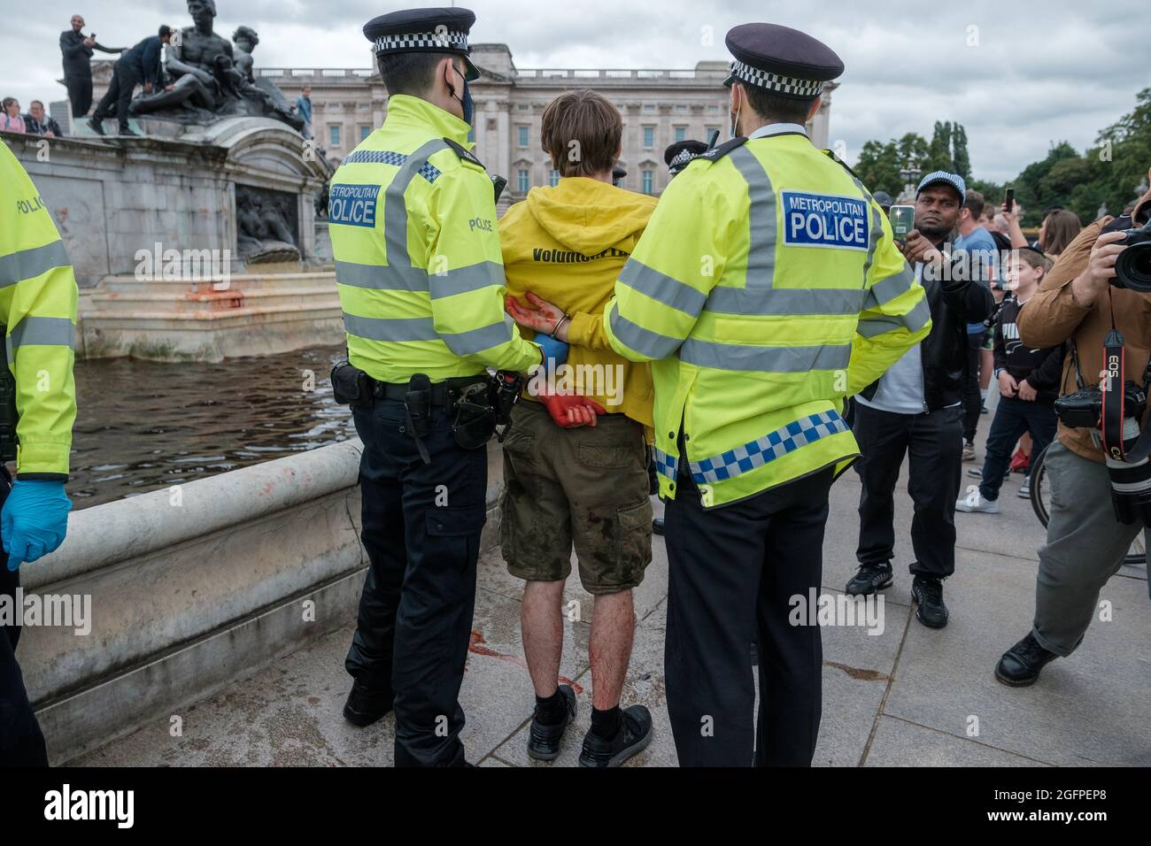A large crowd of XR turnout at Hyde Park corner and march themselves to ...