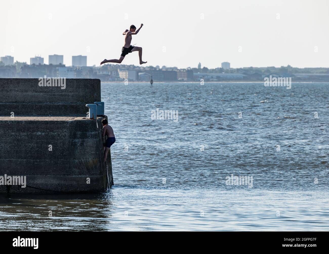 Musselburgh sea wall hi-res stock photography and images - Alamy